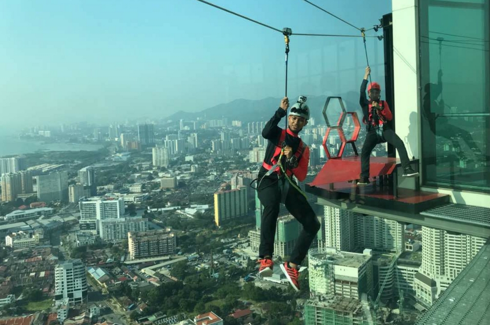 Jom Duduk, Bergayut, Berdiri Pada Ketinggian Bangunan 65 Tingkat!