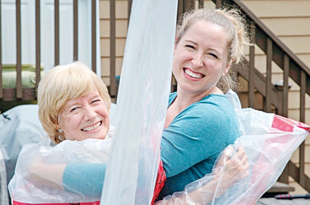 [VIDEO] Canadian Woman Creates ‘Hug Glove’ To Hug Her Mother Safely ...