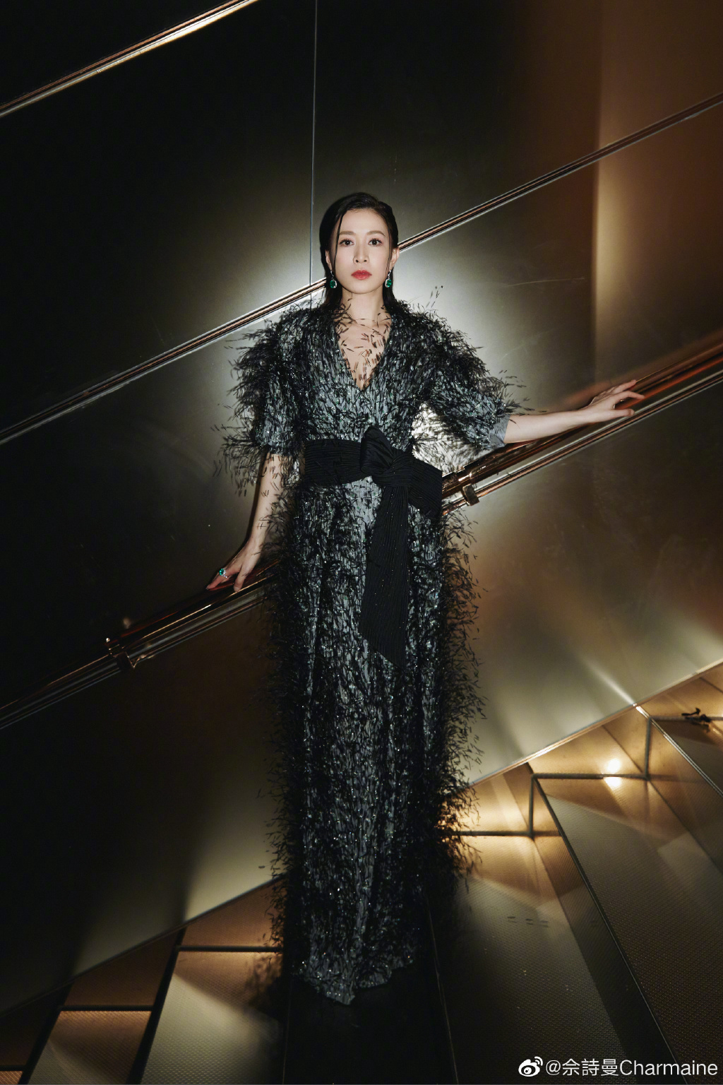 45岁佘诗曼素颜出镜！ 头发凌乱、眼神悲伤 | XUAN