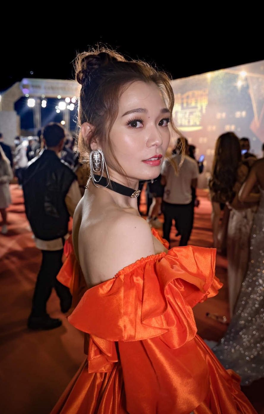 吕慧仪忘我跪拜TVB高层！走光露大片黑丝袜底底 | XUAN